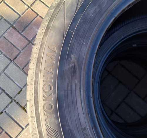 Yokohama 104ZR 215/65 R17 99V
