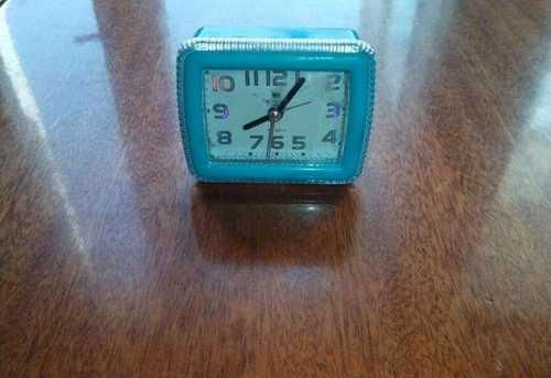Часы будильник на пальчиковой батарейке