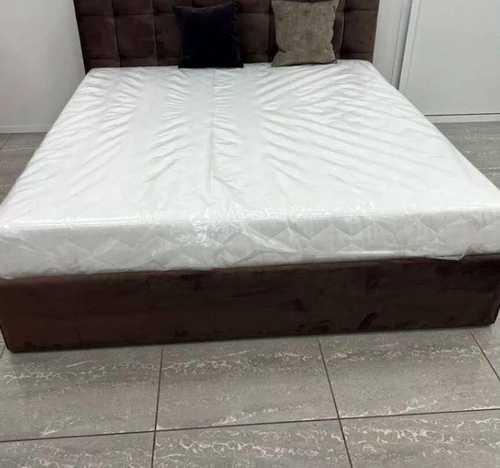 Кровать в мягкой обивке