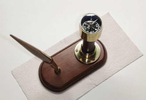 Перьевая ручка на подставке с компасом (латунь)