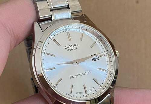 Часы Casio White