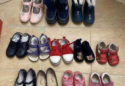 Много детской обуви для девочек и мальчиков