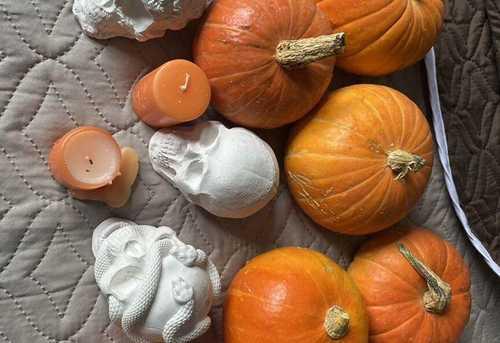 Украшения Хеллоуин: тыквы, черепа, свечи