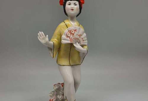 Фарфоровая статуэтка " Китаянка с веером"