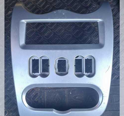 Рамка магнитолы Renault Sandero 1