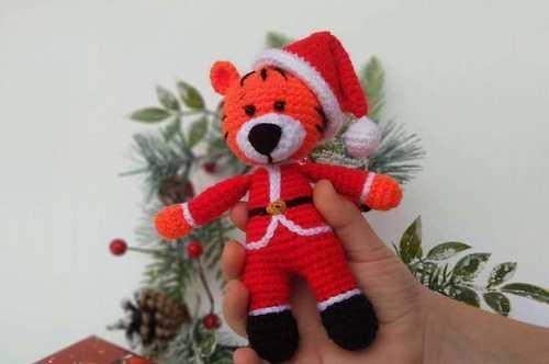 Вязаная игрушка тигр Дед Мороз