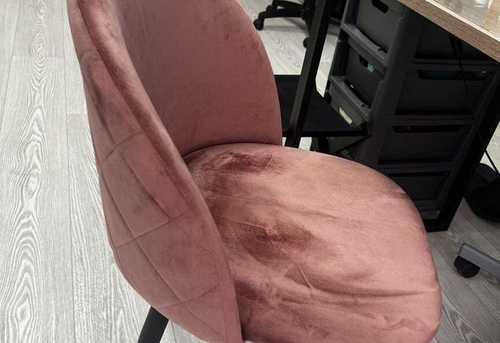 Розовый стул