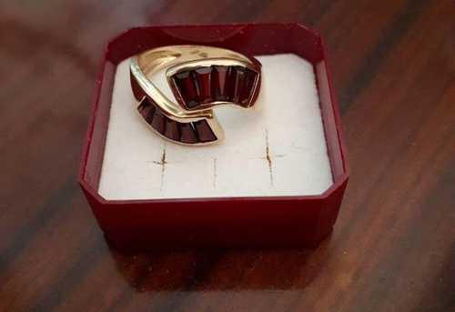 Золотое кольцо женское с гранатом