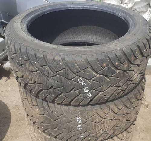 Royal Black Royal Stud 225/45 R17 94H