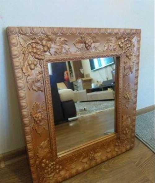 Зеркало в деревянной резной раме