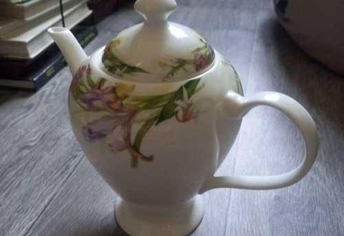 Чайник и тарелки из фарфора с узором цветы