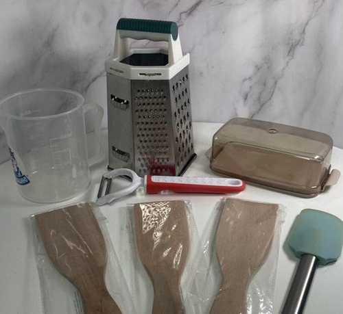 Разная кухонная утварь терка лопатки масленка