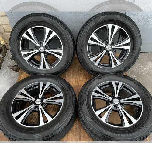 Колеса Kia R17 5x114.3 dia 67.1 Nokian 235/65 17