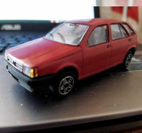 Модель автомоблия fiat tipo 1/43 bburago