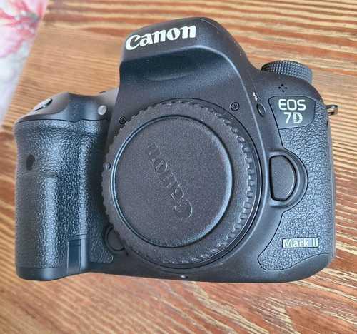 Цифровой фотоаппарат Canon EOS 7D Mark II