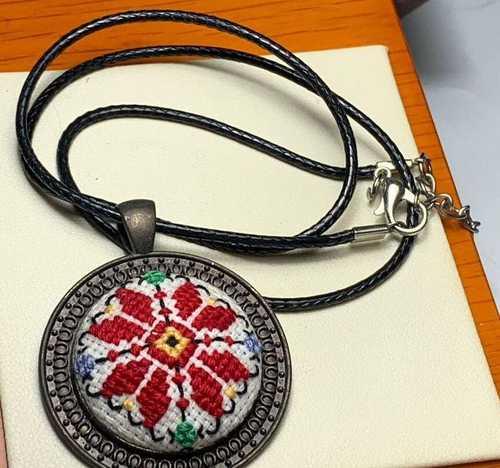 Шикарный винтажный кулон на цепочки вышивка