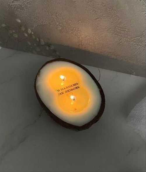 Соевая свеча в кокосе