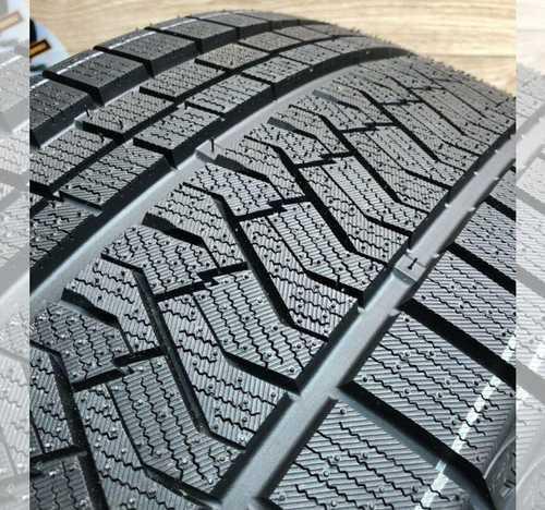 Triangle Snowlink TWT02 235/45 R19