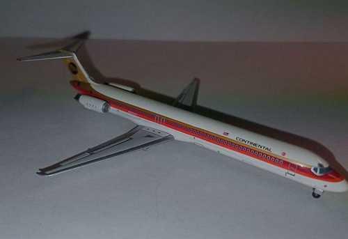 Модель самолета MD-82 1/400