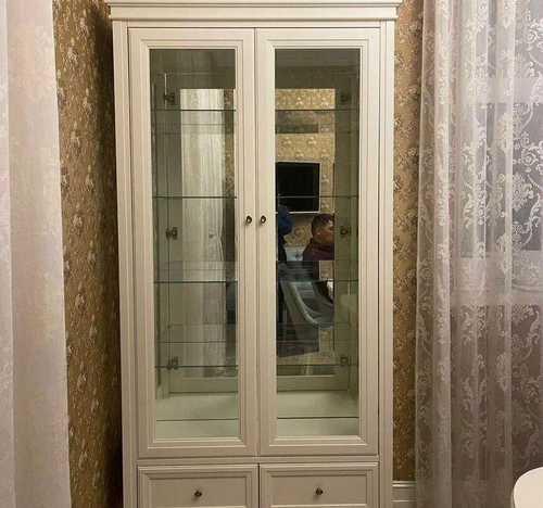 Сервант стеклянный с зеркалом
