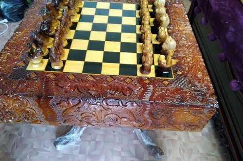 Шахматный столик с шахматами