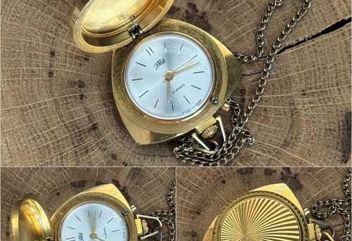 Заря женские часы в виде кулона на цепочке СССР