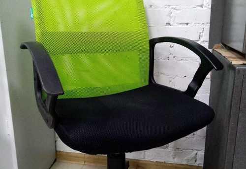 Компьютерный стул на колесиках