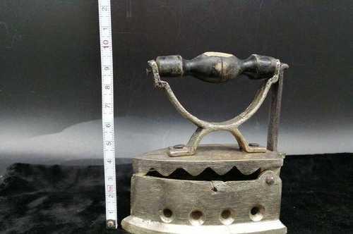 Старинный миниатюрный утюг, выс. 10,5 см, дл. 9,4