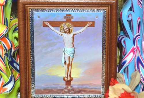 Икона распятие иисуса христа в раме под стеклом