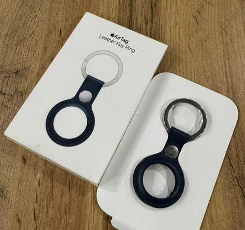 Кожаный брелок Apple Leather Key Ring для AirTag