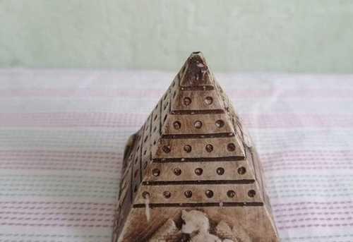 Фигурка в египетском стиле в виде пирамиды
