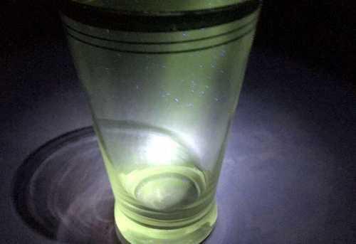Стеклянный стакан из урановго стекла