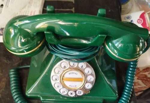Старинный ретро телефон