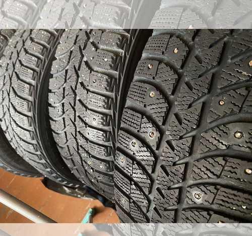 Шины зимние шипованные Bridgestone 185/60 R14 82T
