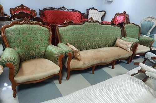 Антикварный диван в стиле барокко. Румыния