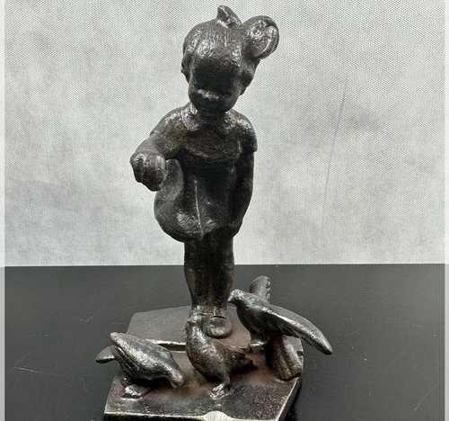 Статуэтка Девочка кормит голубей, Куса, 1979