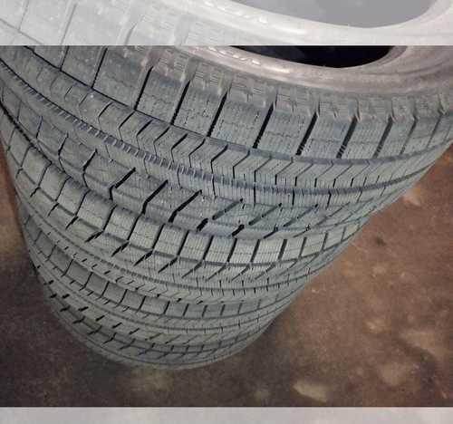 Bridgestone Blizzak VRX 225/60 R17