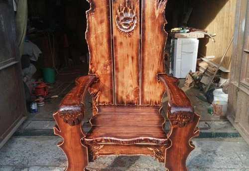 Деревянное кресло-трон для дачи
