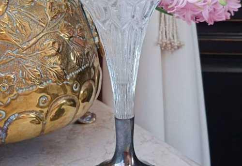 Элегантная, посеребренная ваза на ножке