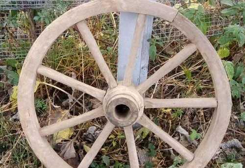 Старинное деревянное колесо от телеги