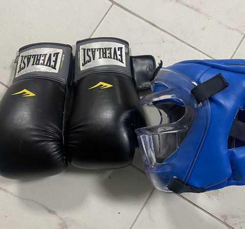 Боксерские перчатки 12 oz everlast, шлем