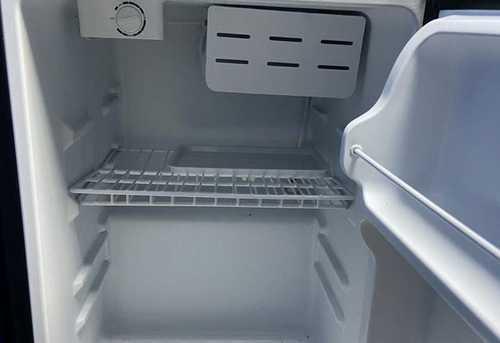 Холодильник компактный dexp TF050D серебристый
