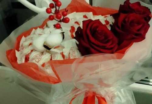 Красные розы с Раффаэлло в дизайнерском оформлении