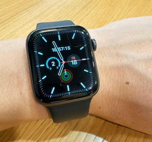 Смарт-часы Apple Watch Series 6 44mm