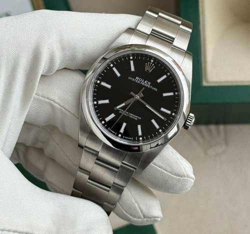 Rolex Oyster Perpetual 114300 Black 39mm