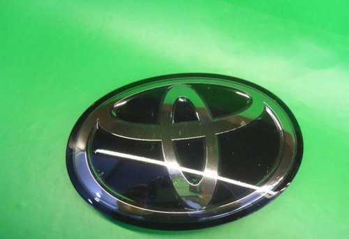 Эмблема в решетку радиатора Toyota Land Cruiser (2