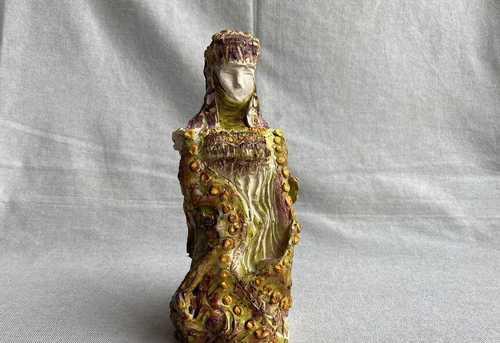 Статуэтка керамика Девушка в историческом костюме