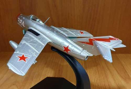 Модель самолета миг-15, М 1:72, металл