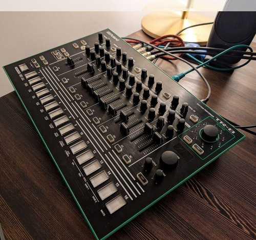 Roland TR-8