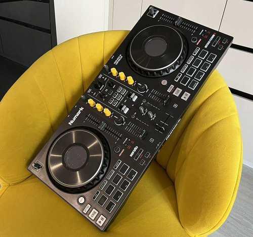 Numark Mixtrack Platinum FX